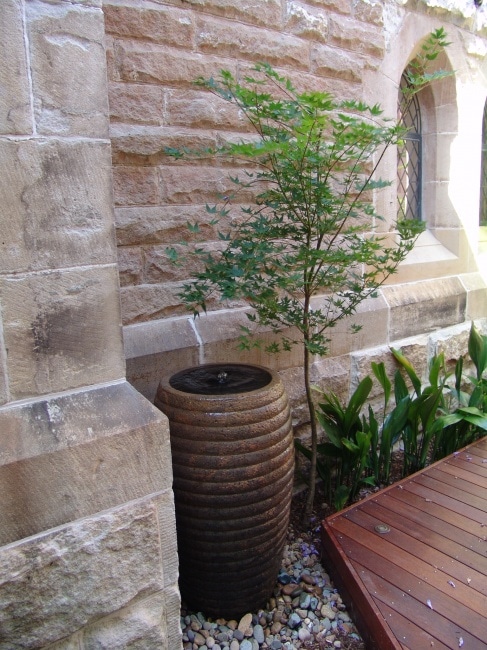 Creating a unique courtyard with a mirrored privacy wall - Rivas Design